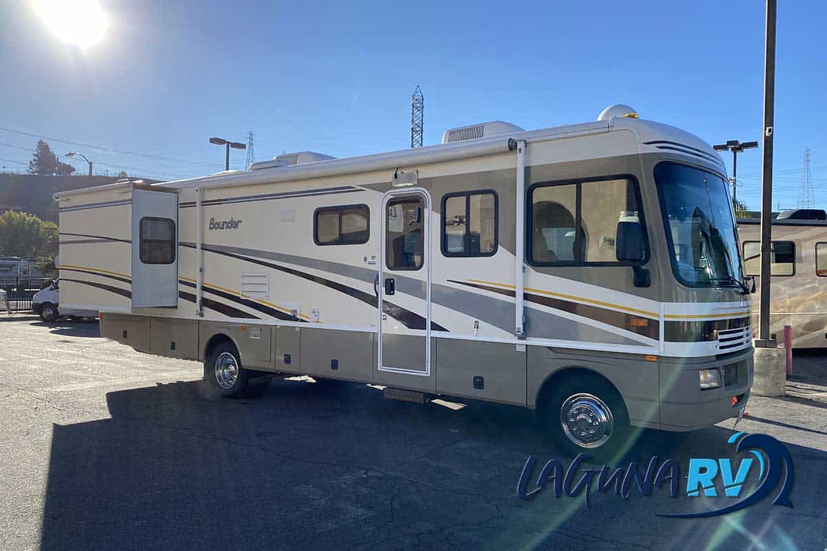2004 Fleetwood Bounder 32W Laguna RV