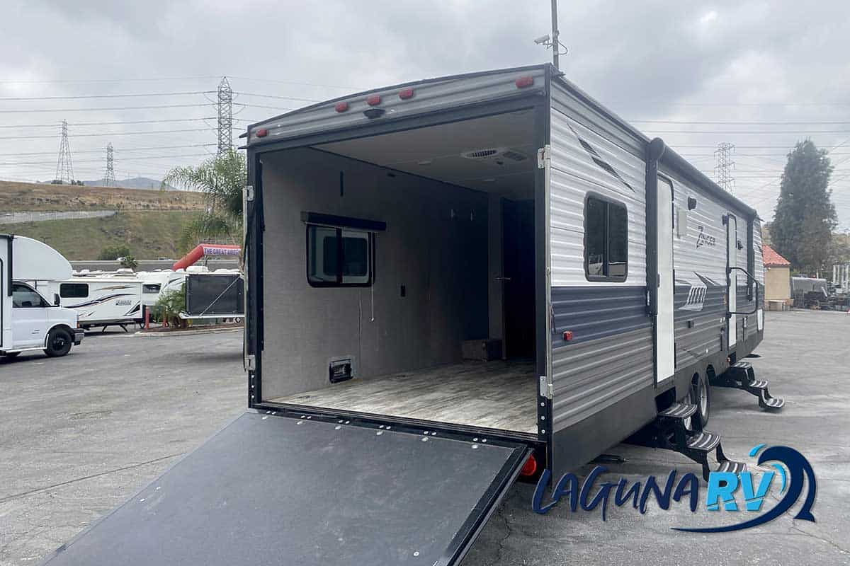 2019 Crossroads Zinger used toy hauler for sale | Laguna RV in Colton CA